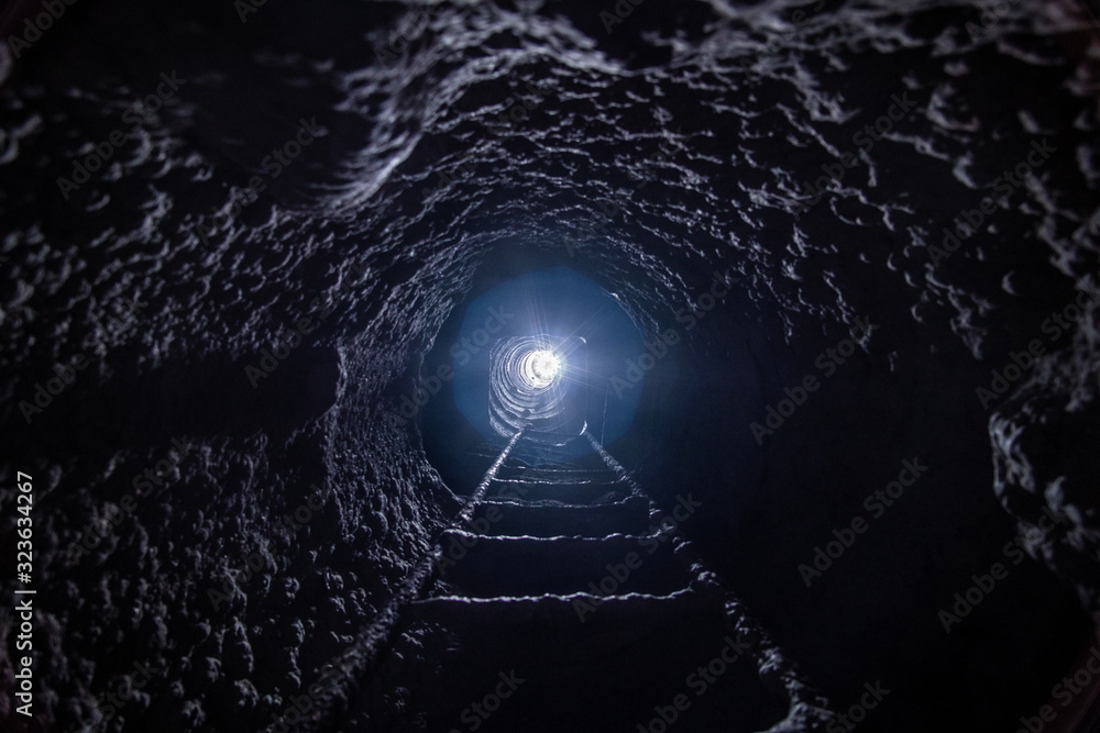 Inside a sewer well with ladder. Photo from bottom to top. Stock 写真 ...