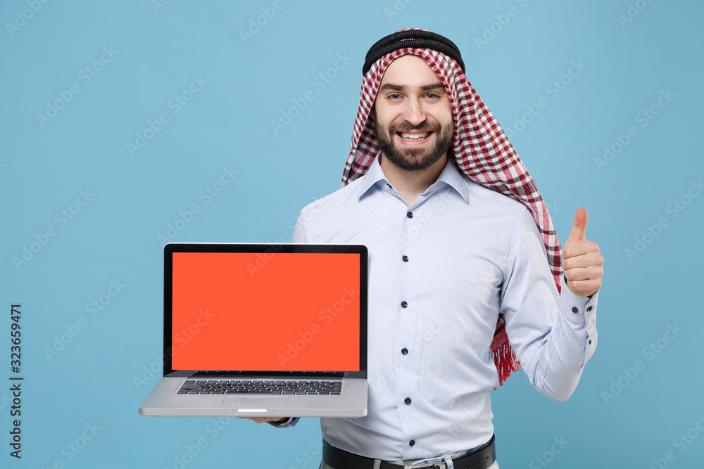 Smiling arabian muslim man in keffiyeh kafiya ring igal agal casual ...