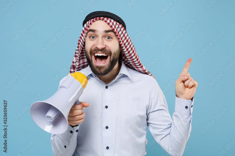 Excited bearded arabian muslim man in keffiyeh kafiya ring igal agal ...
