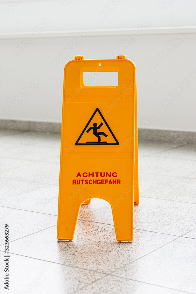 Gelbes Warnschild, Hinweisschild Achtung Rutschgefahr, Aufmerksamkeit ...