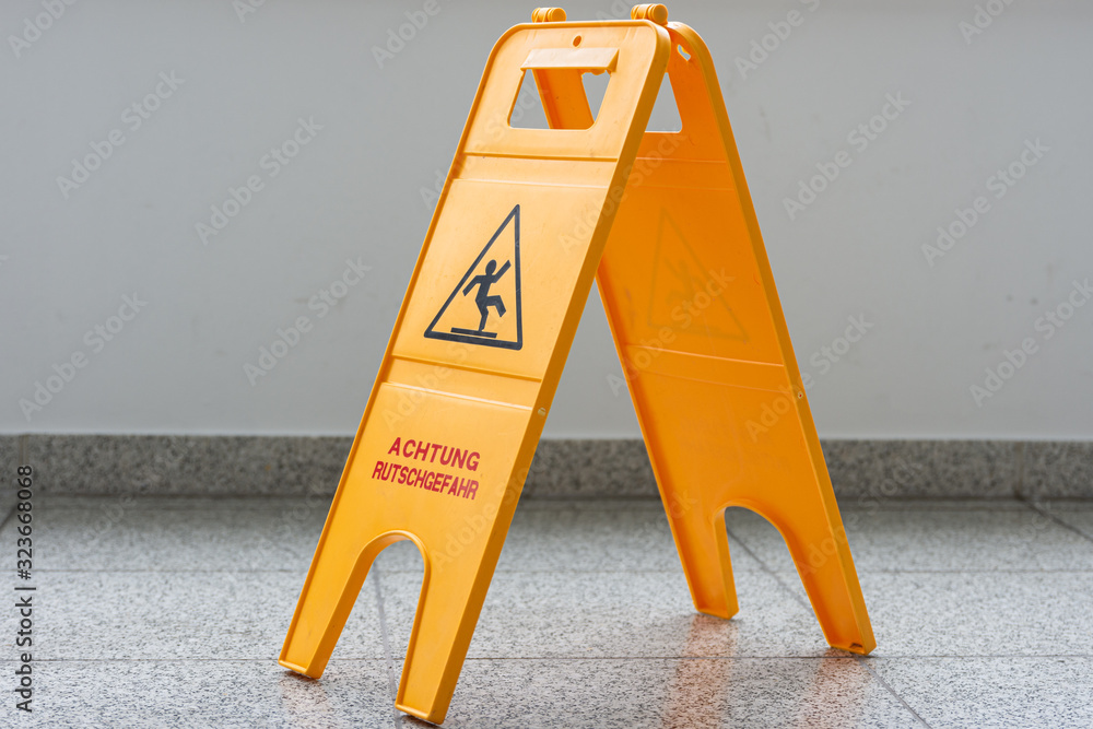 Gelbes Warnschild, Hinweisschild Achtung Rutschgefahr, Aufmerksamkeit ...