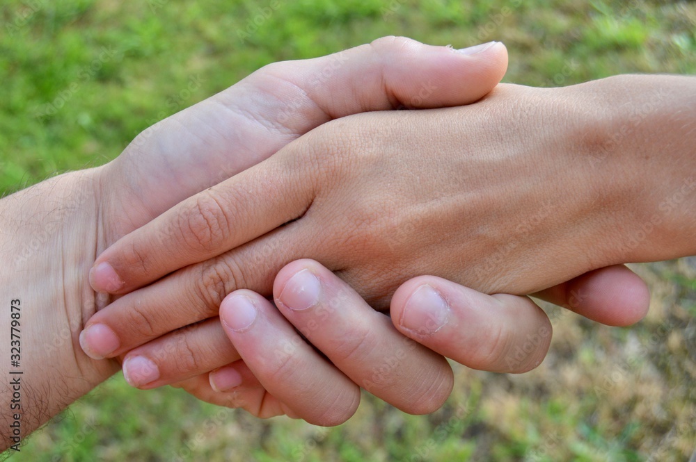 Manos entrelazadas de una pareja mostrando su amor Stock Photo | Adobe ...