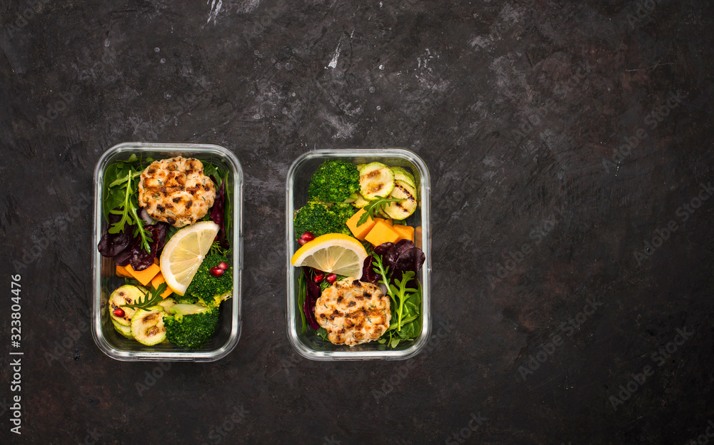 Foto Stock Healthy lunch boxes containers with grilled chicken ...