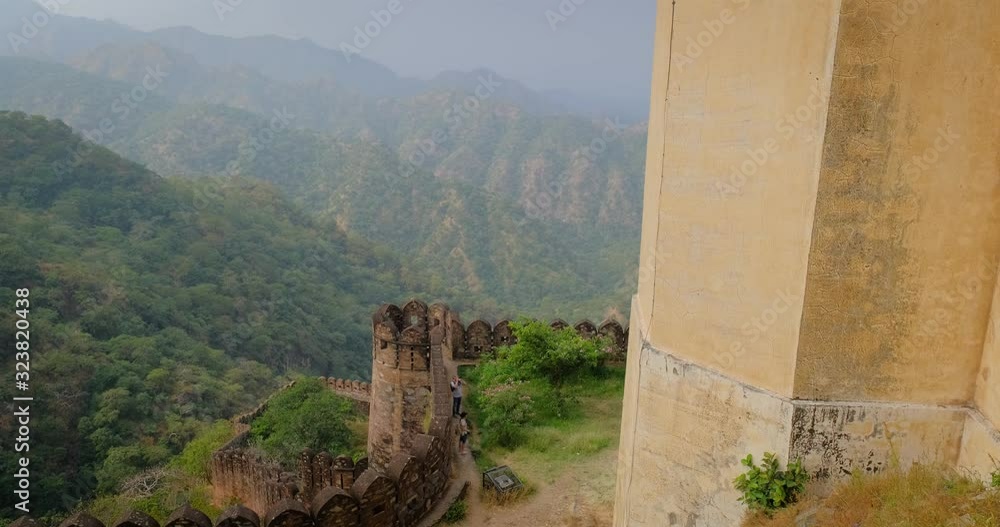 Ramparts and wall of great famous historic Indian Kumbhalgarh fort ...