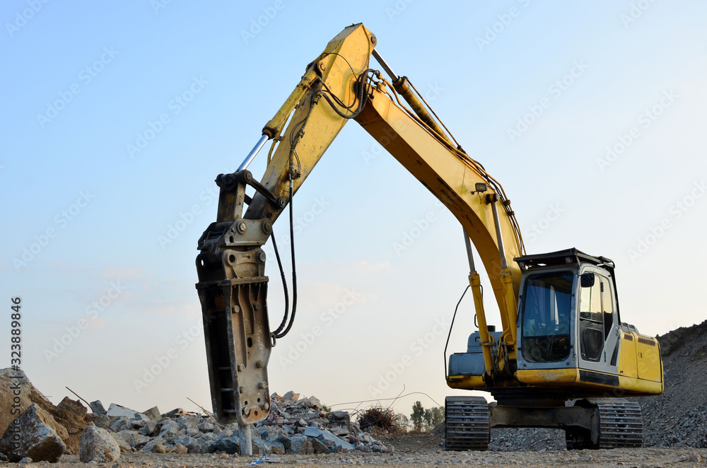 Crawler excavator with hydraulic breaker hammer for the destruction of ...