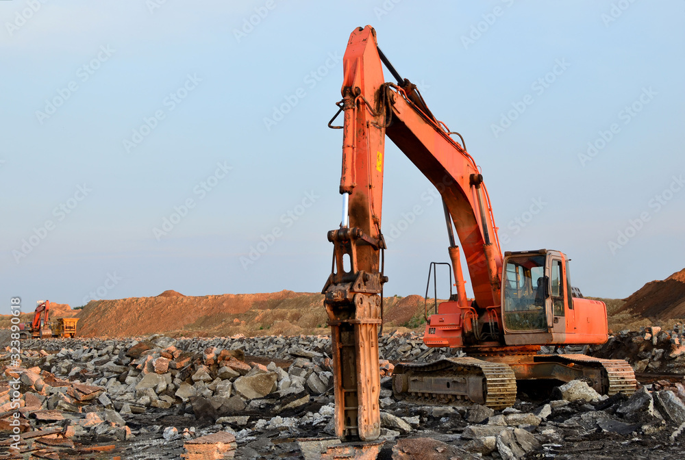 Crawler excavator with hydraulic hammer for the destruction of concrete ...