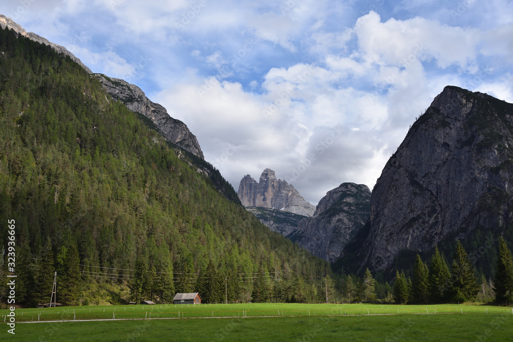 Drei Zinnen Blick in Landro im Höhlensteintal - Toblach Stock Photo ...