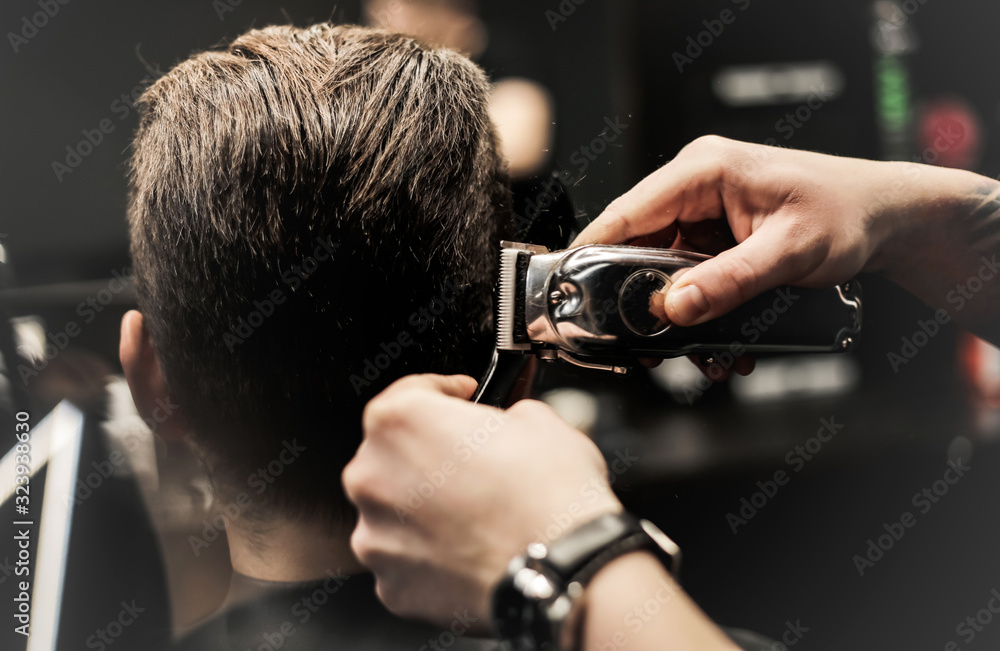 Foto de Movement of professional hands. Close up photo of a barber’s ...