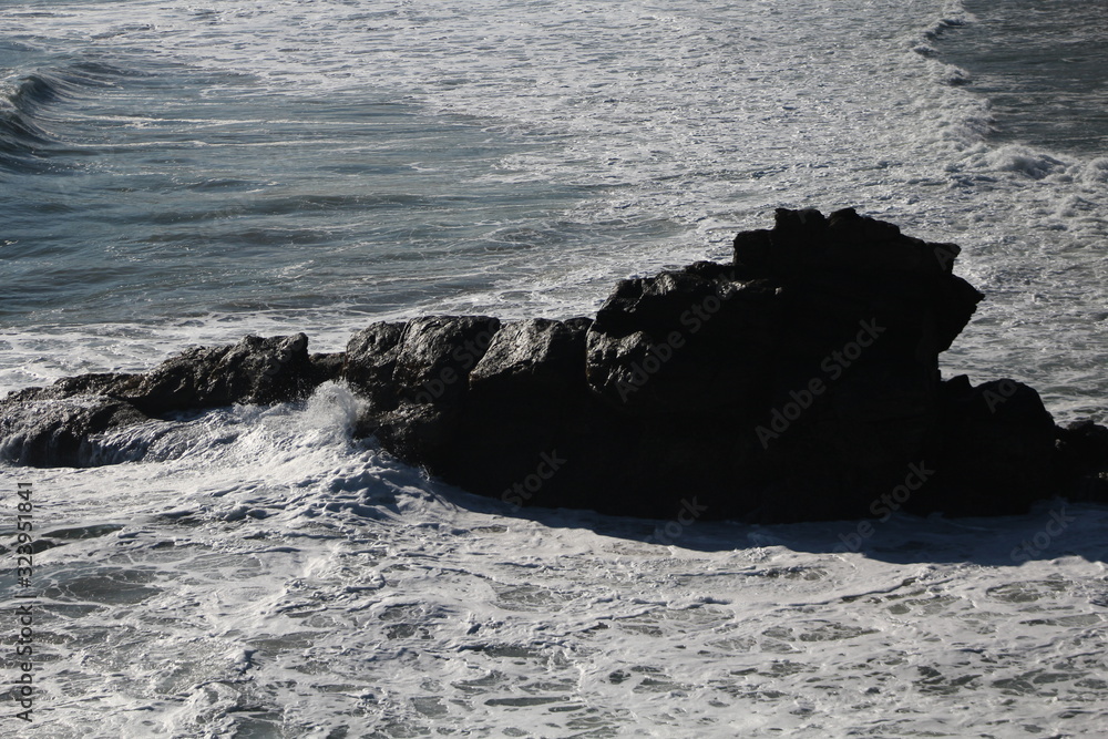 Textura de agua de mar sobre rocas con luz directa del sol en la playa ...
