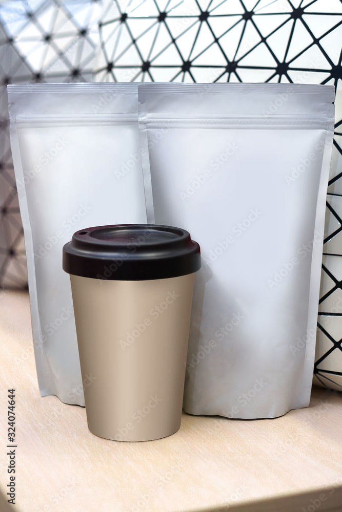 Foto de Paper cup mocap and packaging for your logo or brand. pack of ...