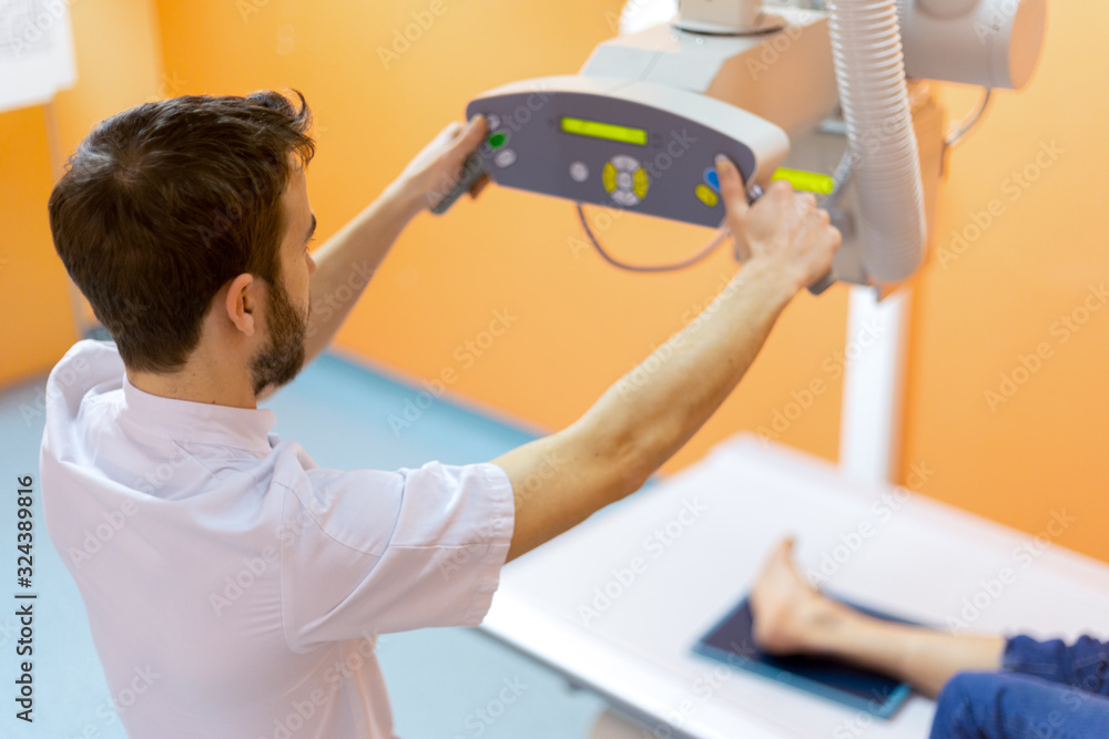 Manipulateur service radiologie radio membre inférieur pied cheville ...