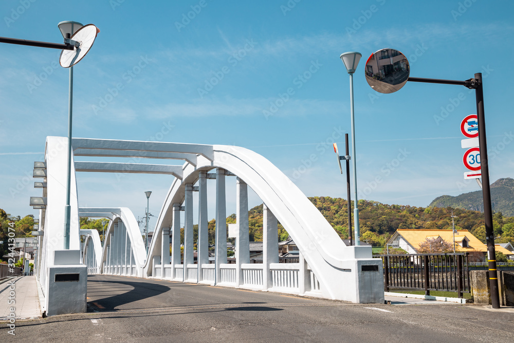 Foto de Kanonji village Sanka bridge with Saita river in Kagawa, Japan ...