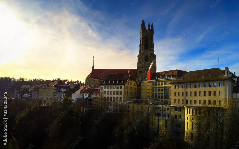 Cathédrale médiévale de St-Nicolas au soleil levant à Fribourg, en ...