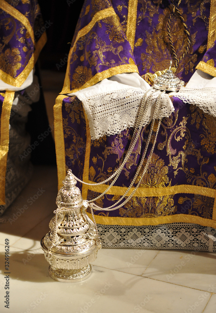Foto de Liturgical objects exhibited in Holy Week in Triana, chasubles ...