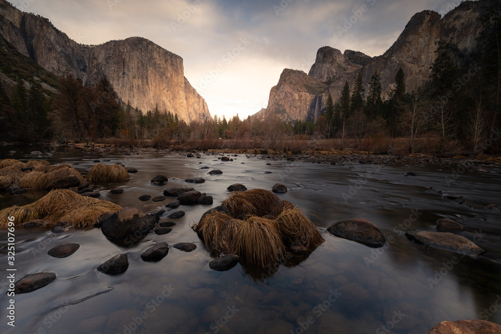 Foto de View from Valley View at Yosemite National Park. At the left ...