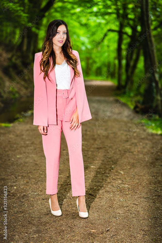 belle jeune femme en tenue rose en extérieur en été Stock Photo | Adobe ...