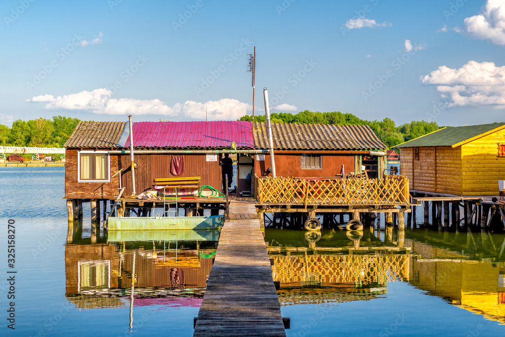 Floating houses of lake Bokodi, a beautiful place to see in Hungaria ...