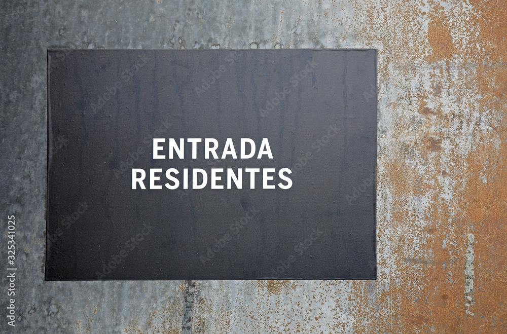 rótulo entrada señalización texto entrada residentes 4M0A1583-as20 ...