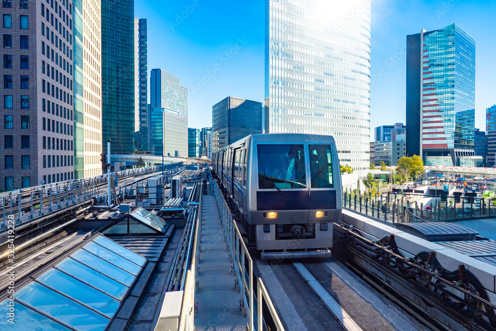 Foto de Japan. Tokyo. The train goes through the center of the Japanese ...