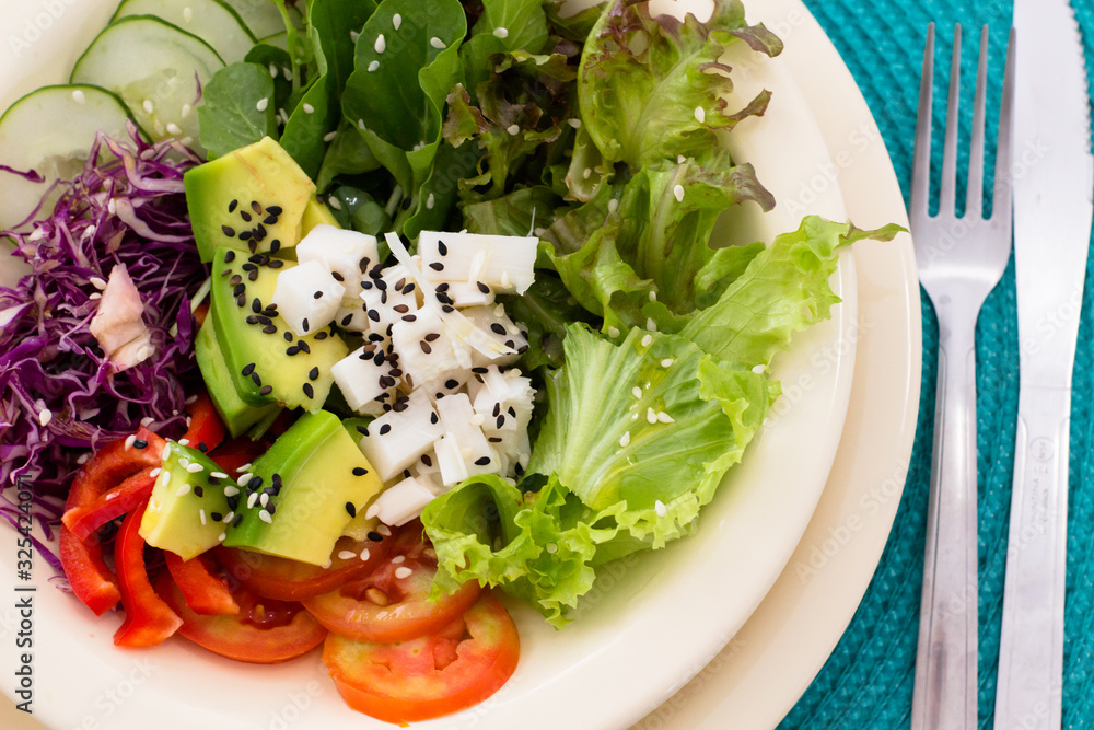Prato de salada com alface abacate agrião repolho roxo tomate pimentão ...
