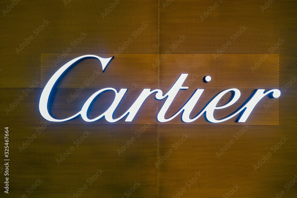 Foto de SINGAPORE - CIRCA APRIL, 2019: close up shot of Cartier sign ...