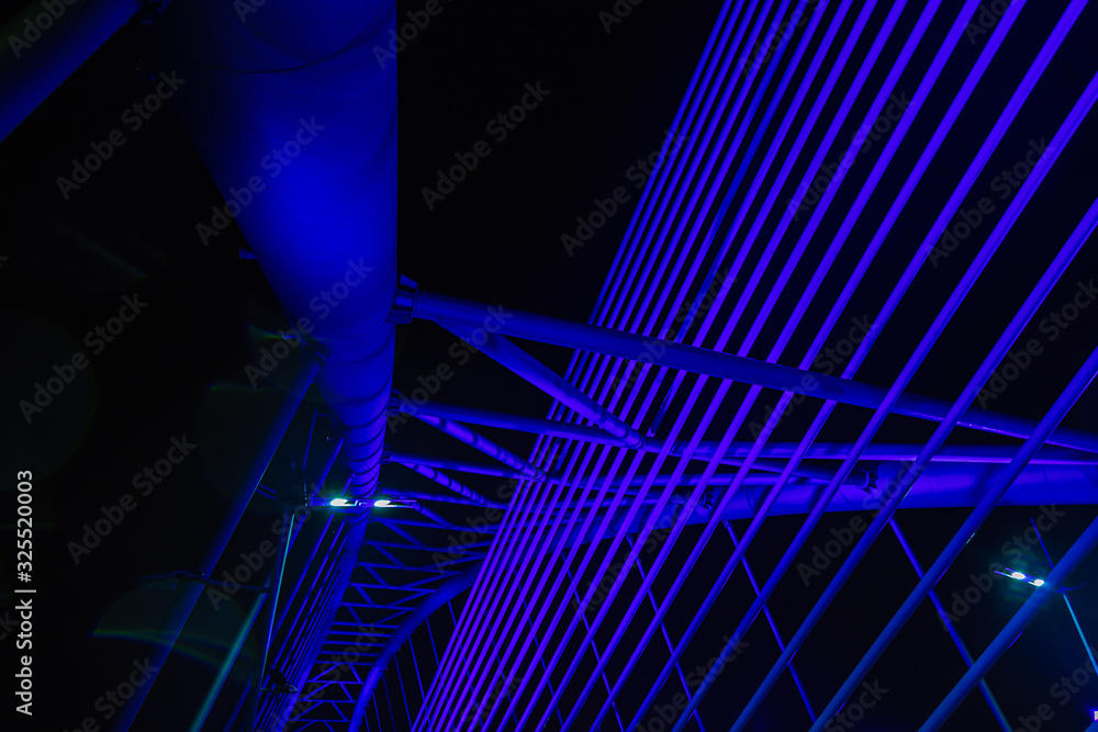 Foto de The illuminated structure of the Seri Saujana Bridge at night ...