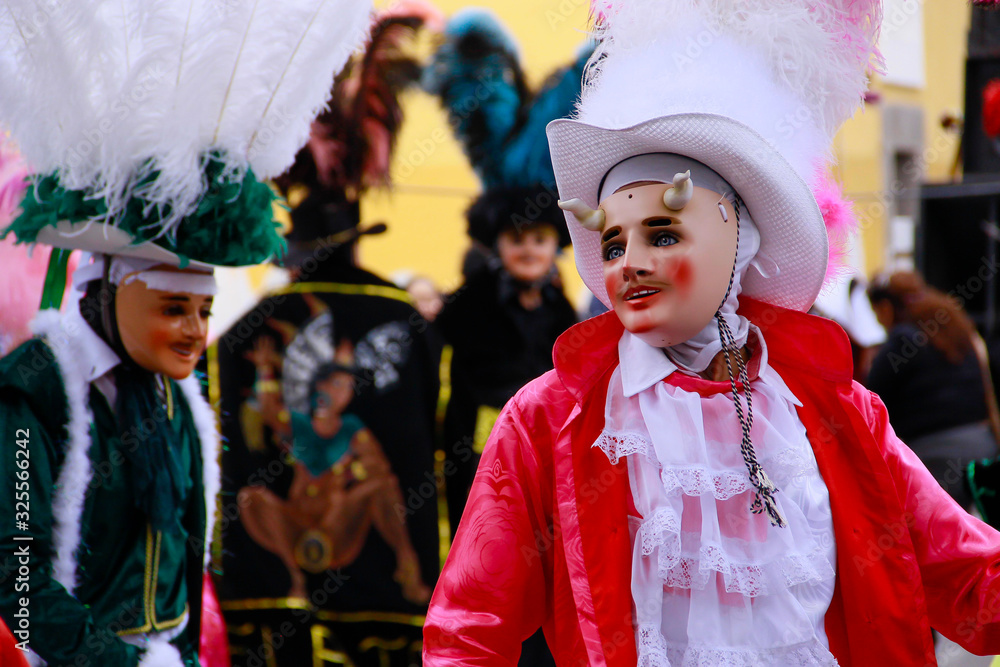 Carnaval mexicano, bailarines mexicanos con brillantes trajes ...