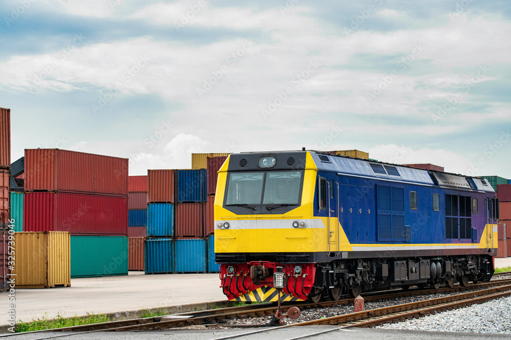 Foto de crane lifting container box to container truck a logistics ...