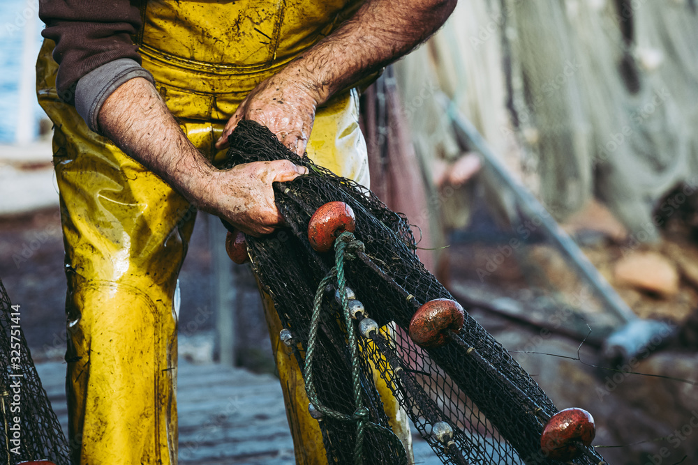 Mains d'un pêcheur en train de ranger ses filets de pêche Stock Photo ...