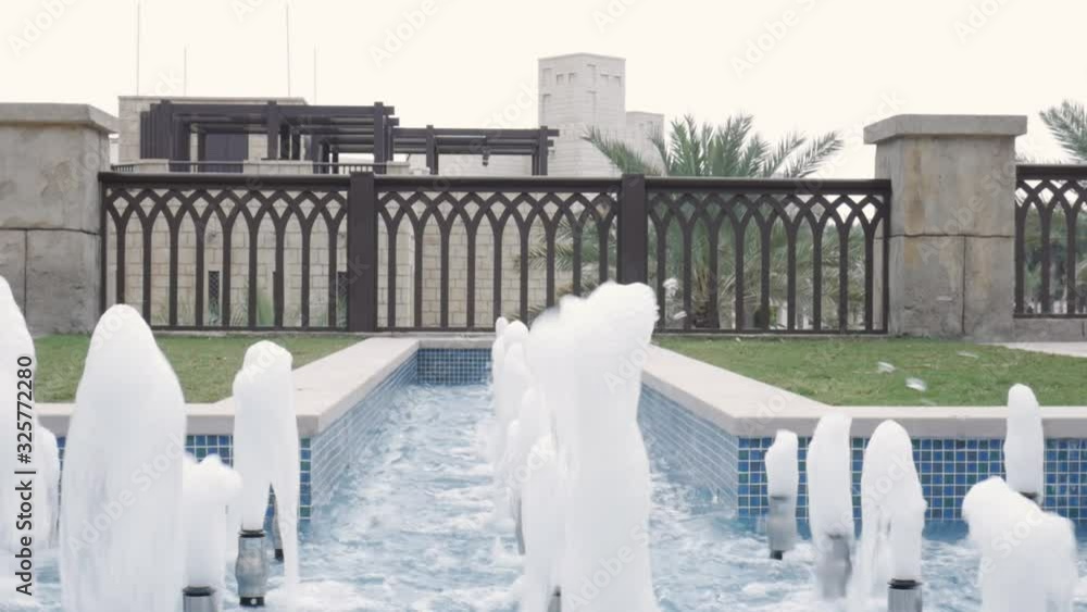 Foamy water fountains at Souk Madinat Jumeirah Dubai, closeup vídeo de ...