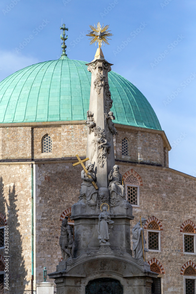Foto de Holy Trinity statue with the mosque of pasha Qasim the ...