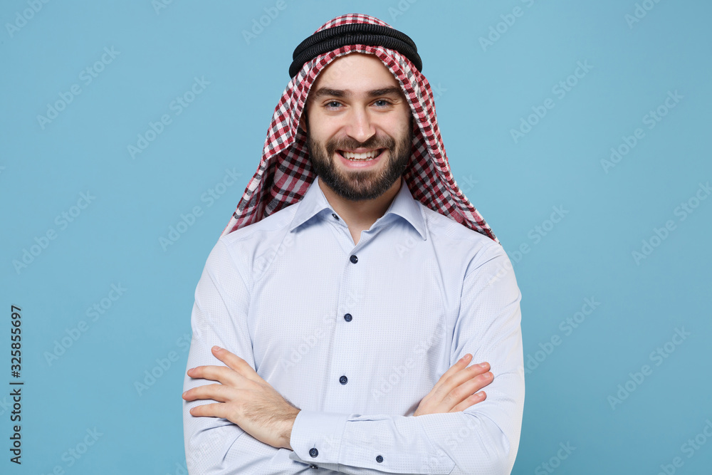 Smiling bearded arabian muslim man in keffiyeh kafiya ring igal agal ...