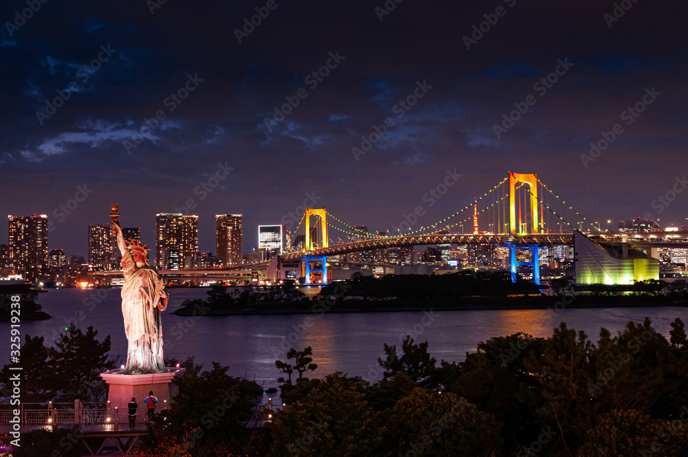 Odaiba Rainbow bridge and statue of Liberty with Tokyo bay view at ...