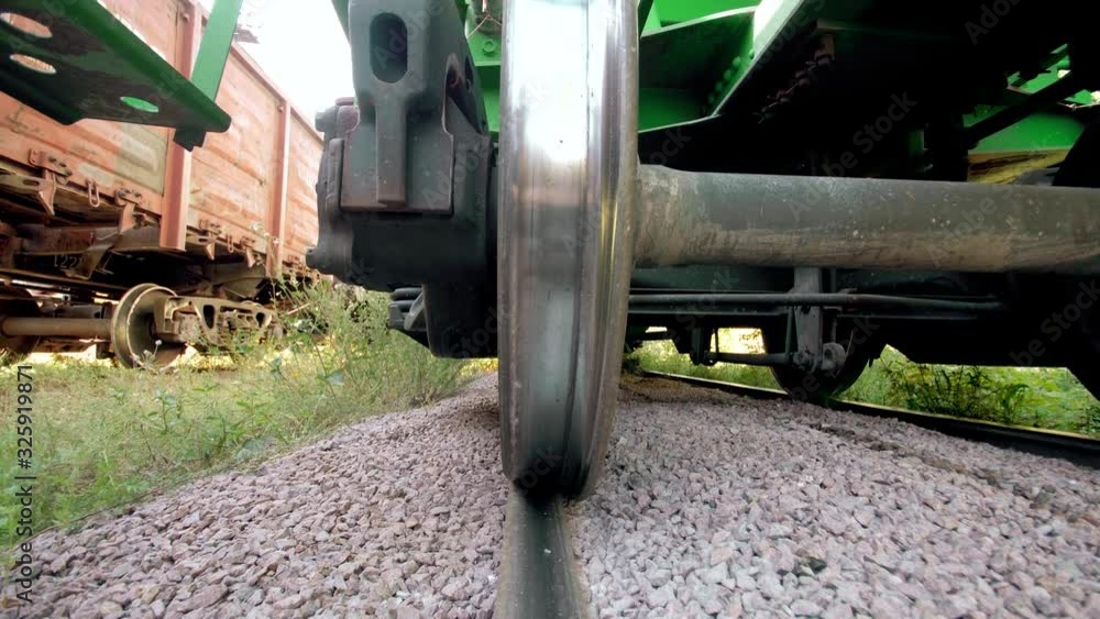 Vidéo Stock 4k dolly video of looking underneath heavy cargo train car ...