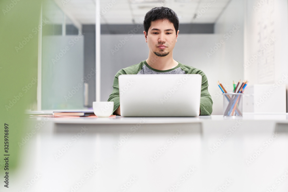 Junger Mann als Programmierer am Laptop Computer Stock Photo | Adobe Stock