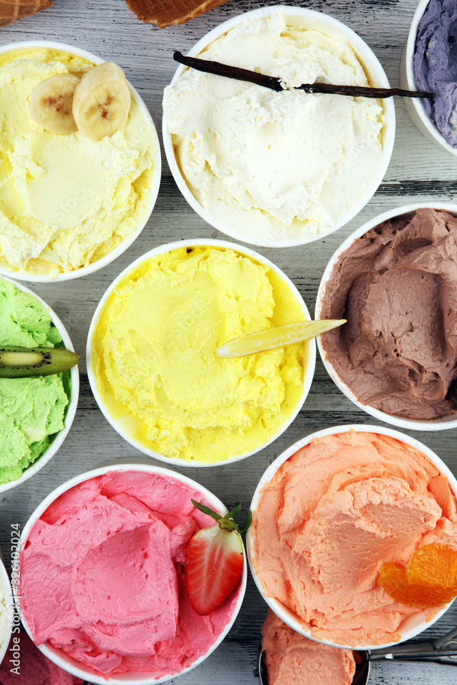 Various of ice cream flavor whit fresh blueberry, strawberry, kiwi ...