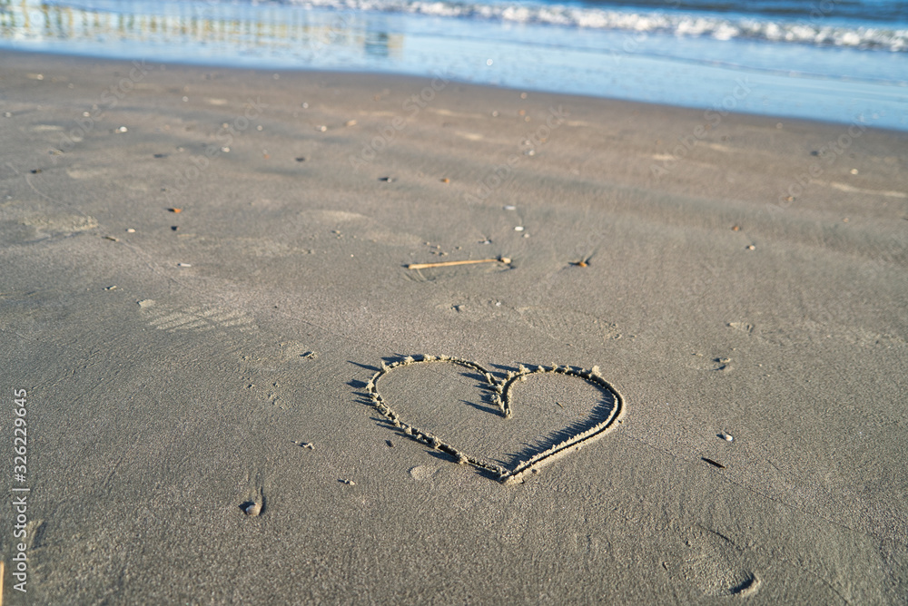 ich liebe dich! Ein Herz in Sand gemalt, am Strand in Florida - während ...