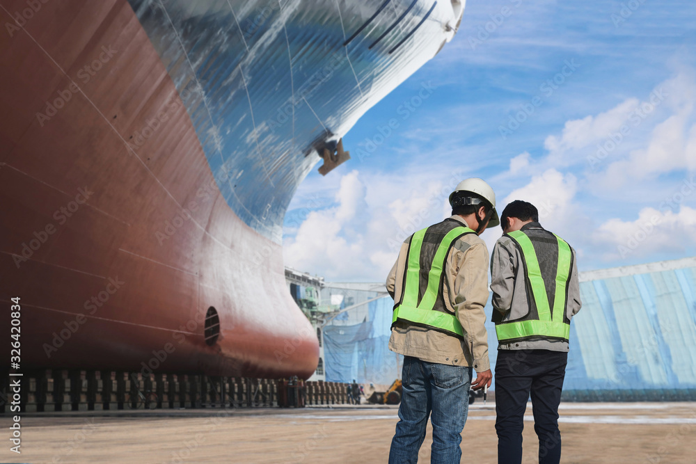 Foto de Team worker in floating dry dock in Shipyard for ship repair ...