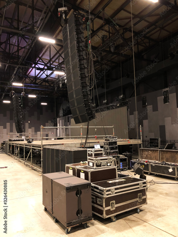 Foto de Installation of professional sound speakers, line array, light ...