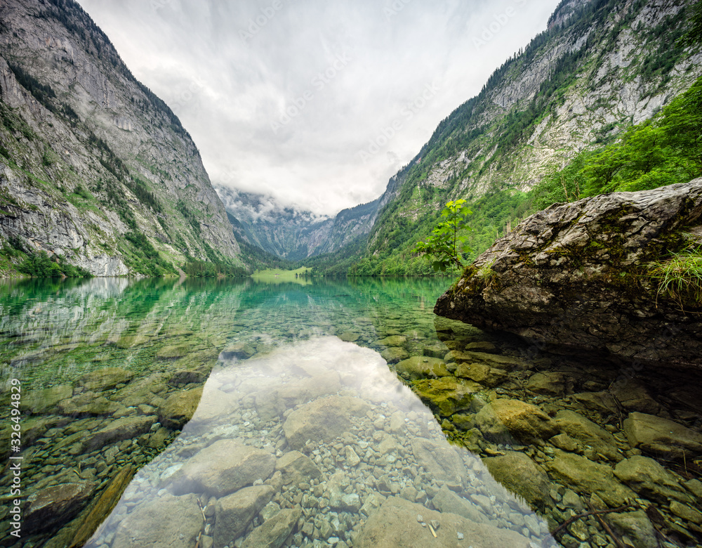Berge spiegeln sich im Obersee, Bergsee mit klarem Wasser, Nationalpark ...