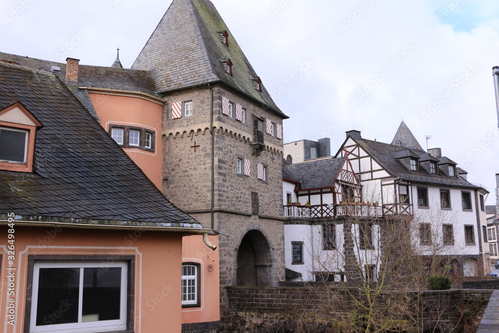 Blick auf das Stadteingangstor zur Historischen Altstadt von Mayen in ...