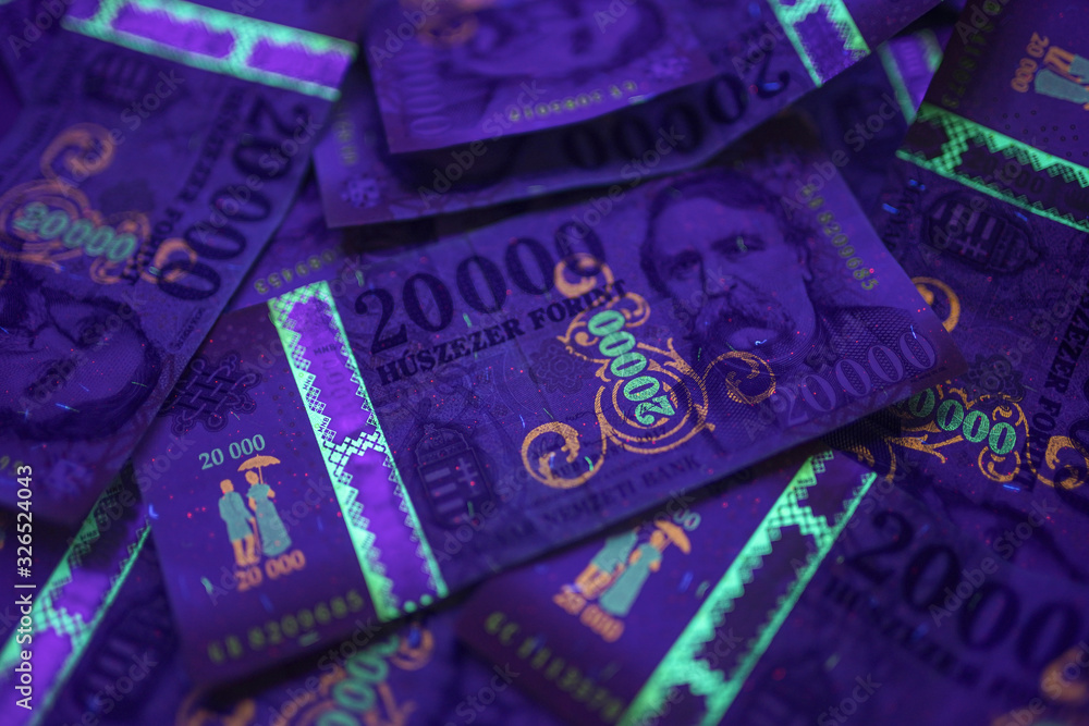 check-the-authenticity-of-money-20000-hungarian-forint-banknote-in-uv