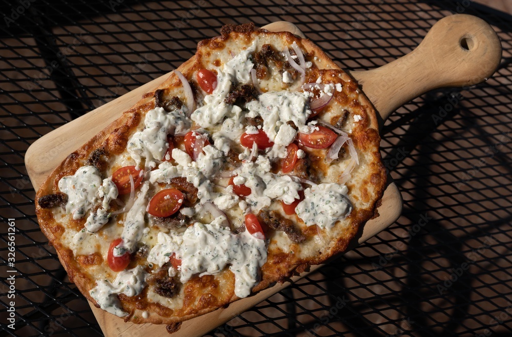pizzeta griega con tzalziki, tomate cherry y queso feta con carne ...