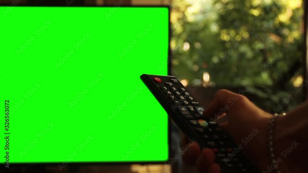 Vídeo do Stock: Male hand with Remote Control over a TV Green Screen ...