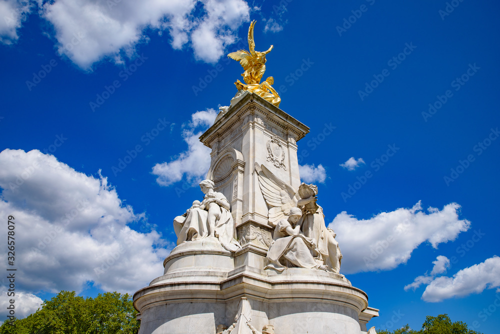 Victoria Memorial, a monument to Queen Victoria, in front of Buckingham ...