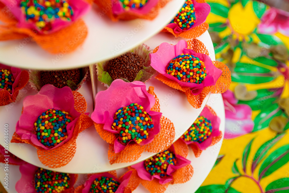 brigadeiros e docinhos de festa de aniversário coloridos, doces ...