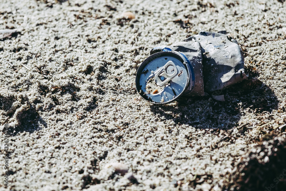 Cannette en métal sur le sable, déchet et pollution de la mer Stock ...