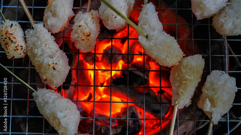 Foto de Khao jee: a street style Thai style grill sticky rice, with egg ...