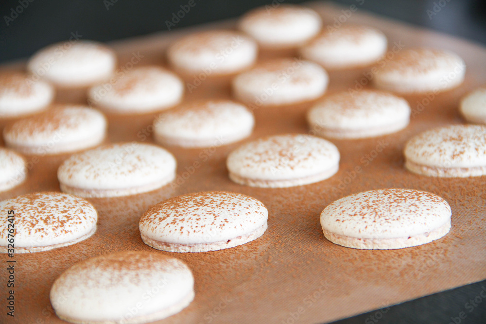 Fotografia do Stock: French dessert macaron. The photo of making macaron powdered with cocoa ...