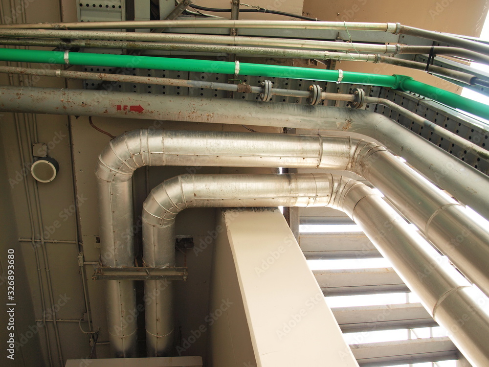 Foto de Many pipe systems on the ceiling Many different technical pipes ...